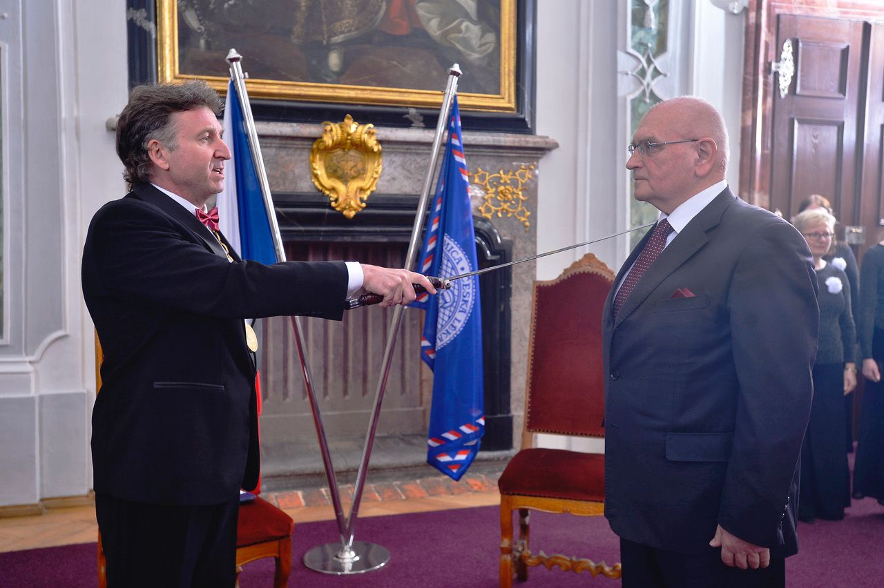 Prof. MUDr. Richard Škába byl pasován na rytíře českého lékařského ...